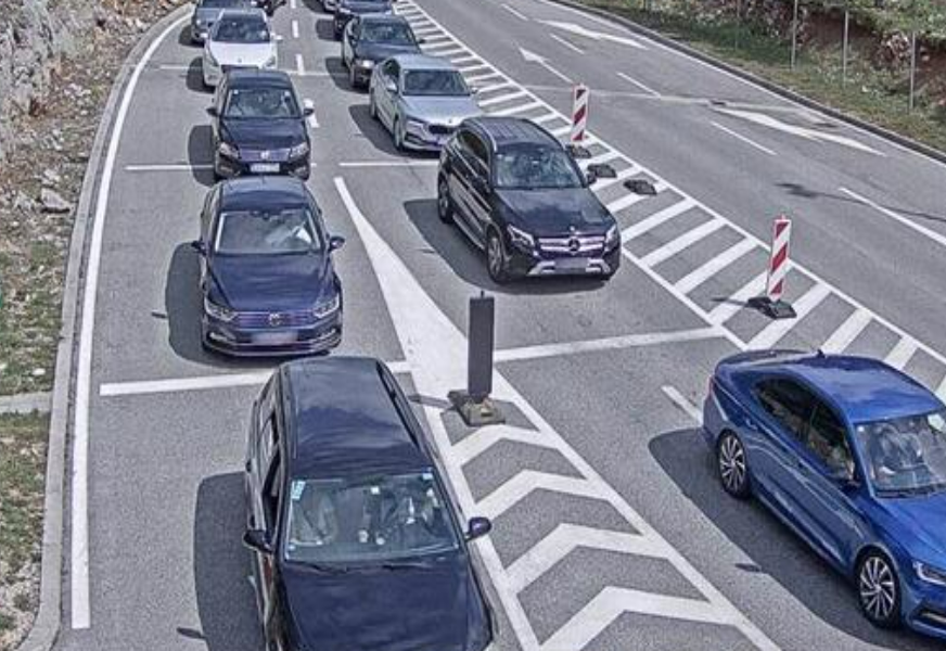 Duga kolona vozila čeka na granici BiH sa Hrvatskom | BN