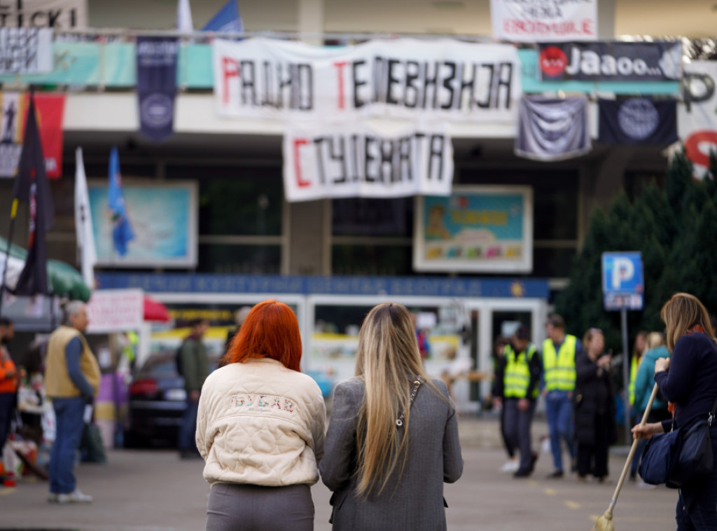 Grupa studenata u blokadi i građana i dalje blokira RTS | BN