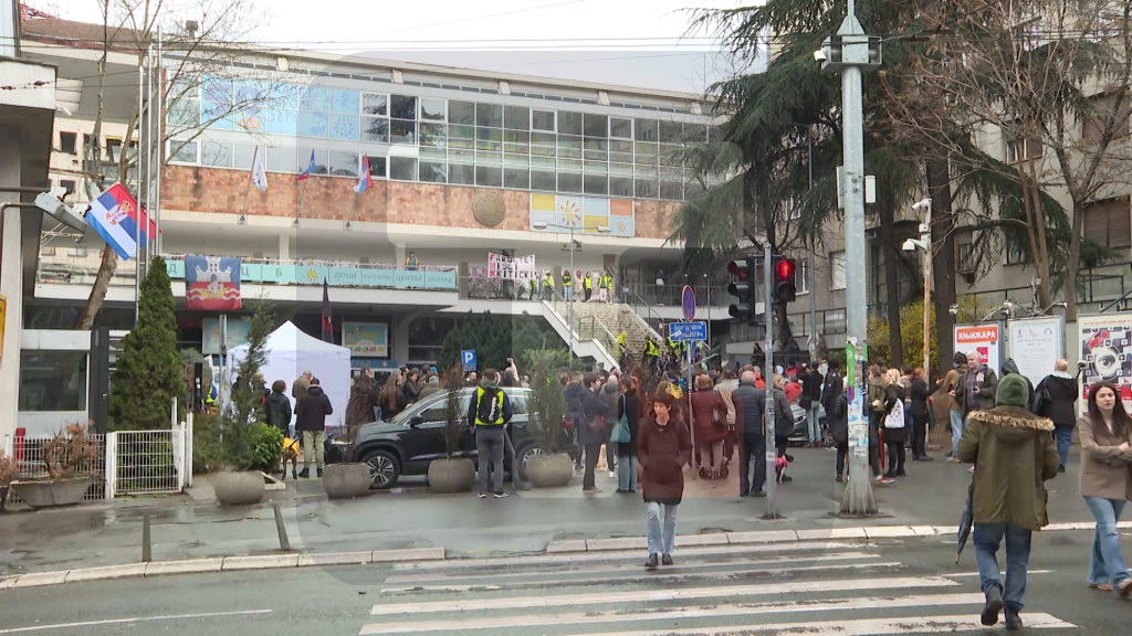 Grupa studenata u blokadi i građana i dalje blokira RTS | BN