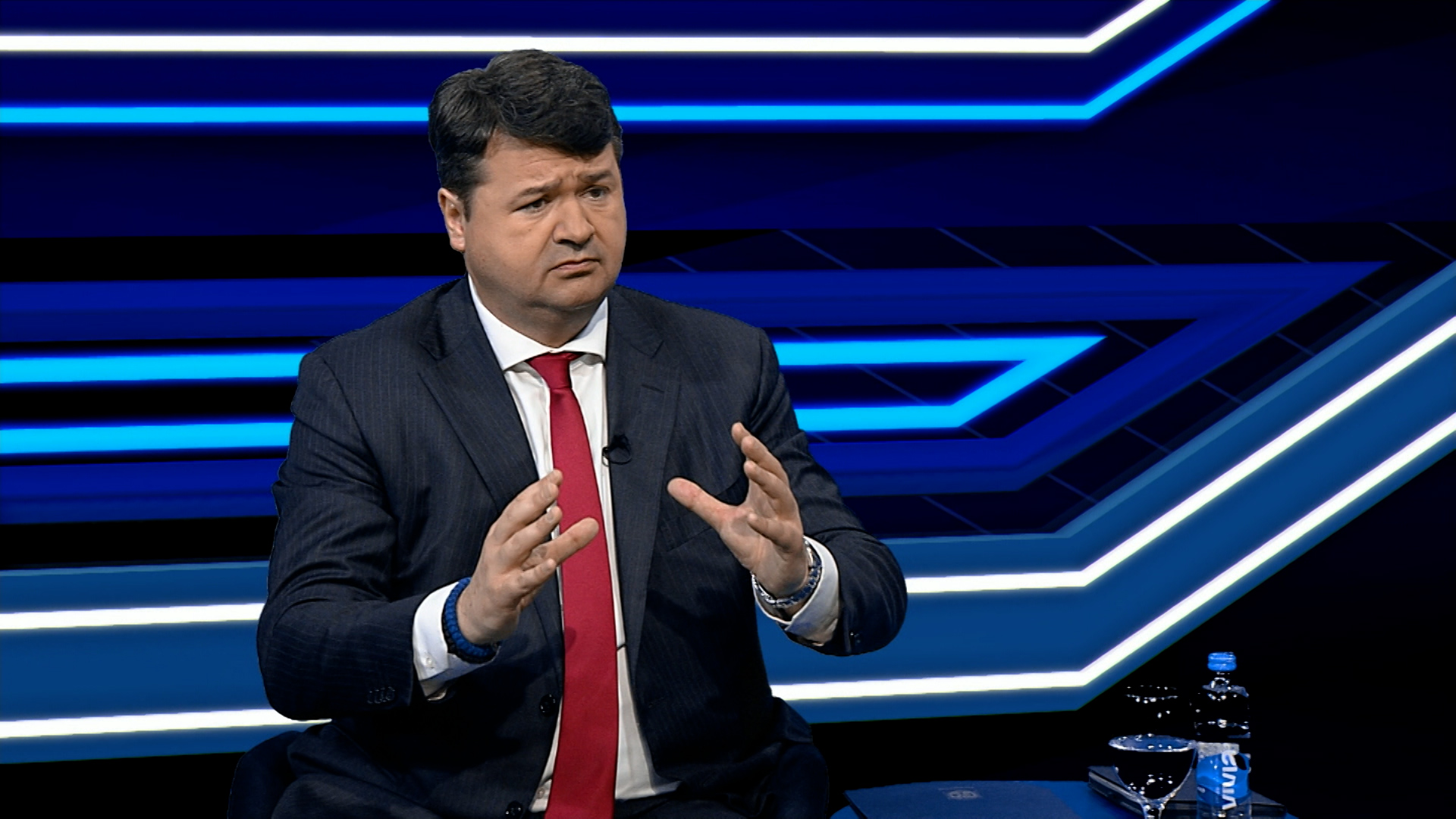 Prof. Petrov: Naivno je misliti da će Amerika ili Rusija riješiti naše ...