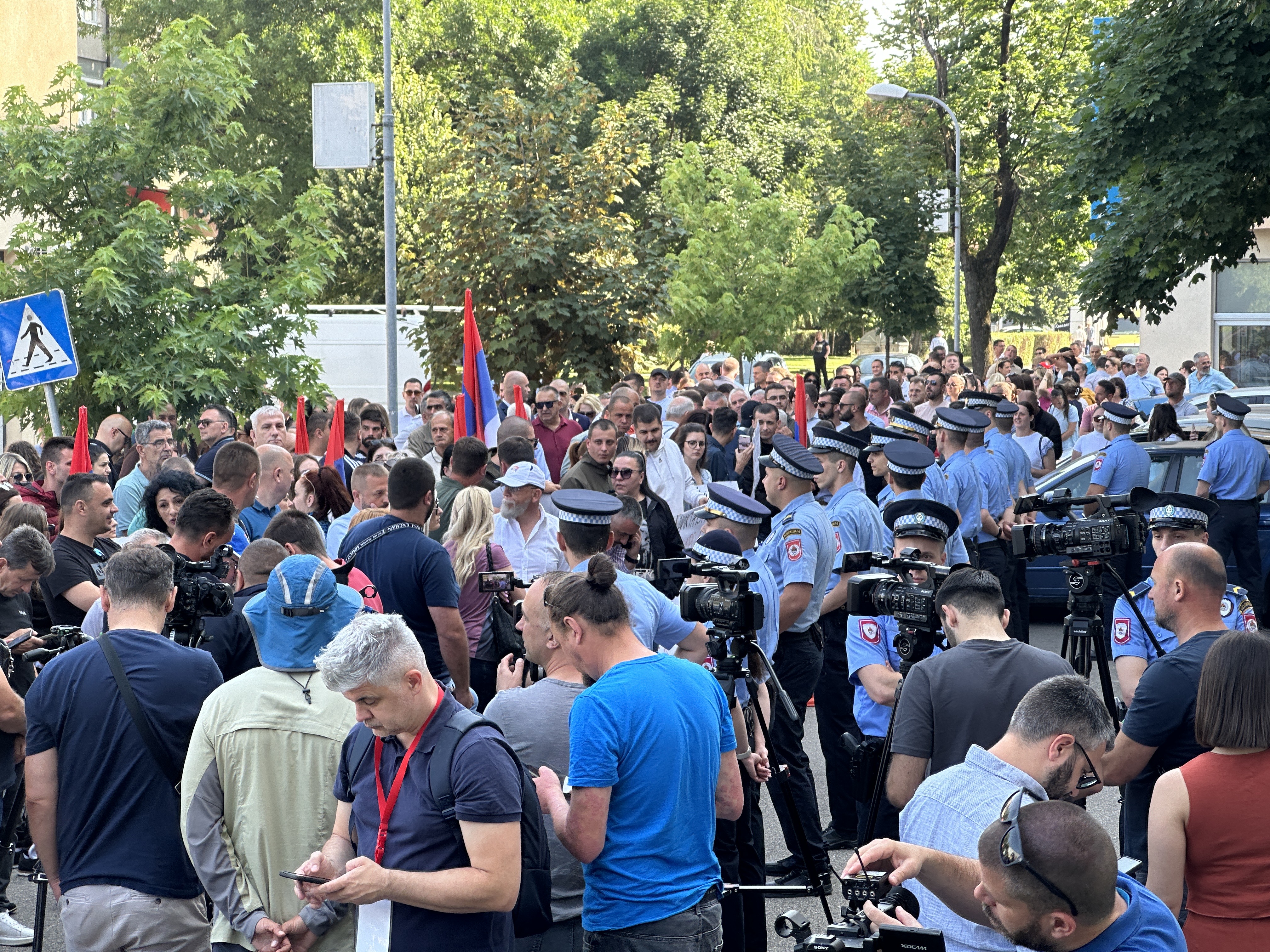 Veliki broj građana i policije oko Okružnog Suda u BL | BN