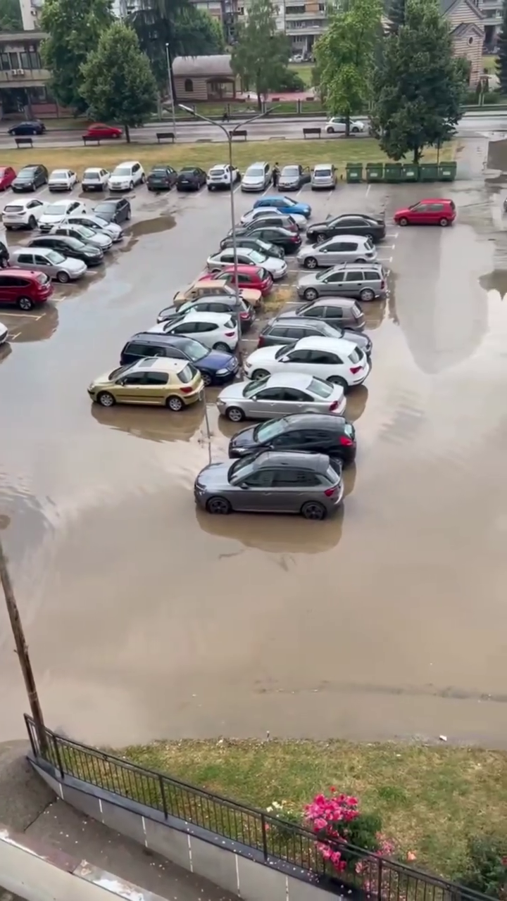 Jako nevrijeme pogodilo Srbiju, ulice pod vodom (VIDEO) | BN