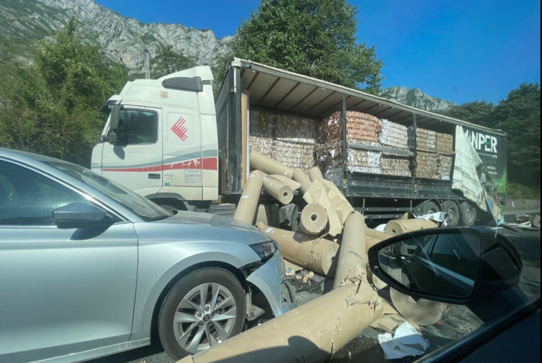 Jablanica: Iz kamiona ispao teret, otežan saobraćaj | BN