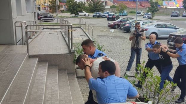 Održano ročište ocu i sinu koji su tukli policajce | BN