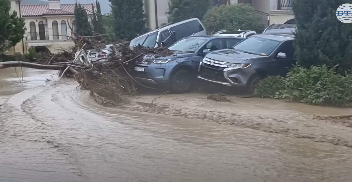 Jako nevrijeme u Bugarskoj, bujica nosi sve pred sobom | BN
