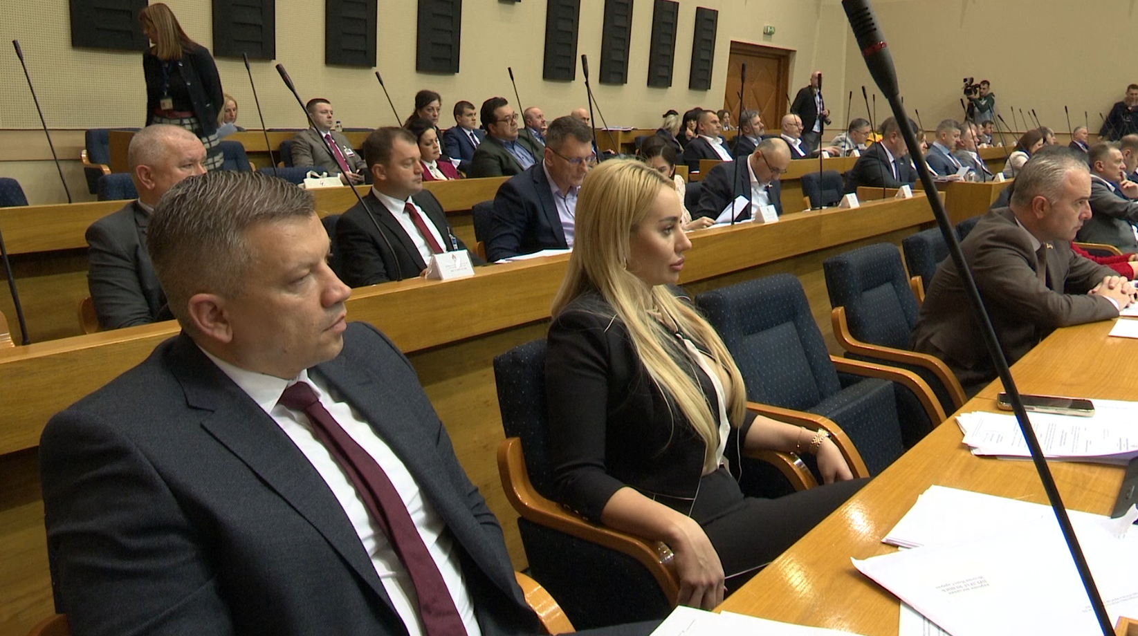 Ćutolozi u NSRS dobiju funkciju i sve debelo naplate | BN