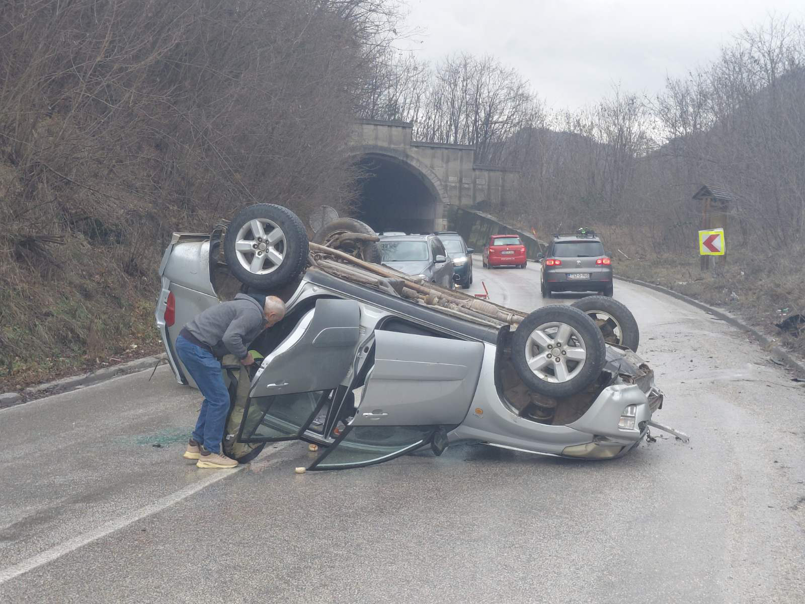 Oprez: Prevrnut automobil na putu Sarajevo - Pale | BN