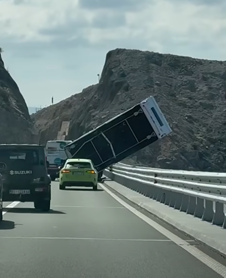 Vjetar prevrnuo prikolicu, obustava saobraćaja (VIDEO) | BN