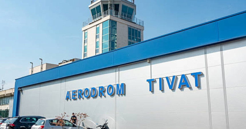 Avion iz Srbije sa 90 putnika policija zadržala u Tivtu | BN